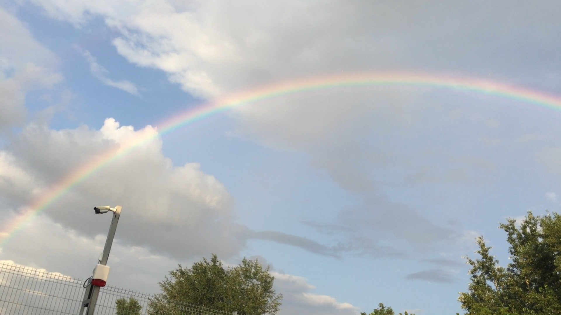 Pojavila se duga posle jakih pljuskova u Beogradu - Telegraf.tv