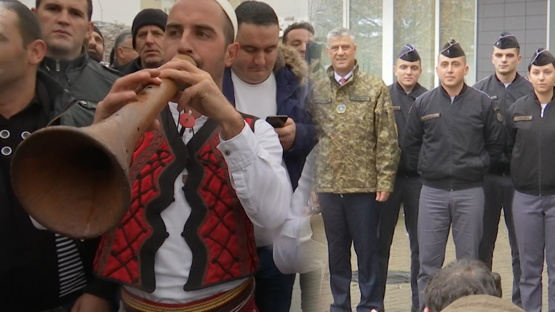 Uz zurle i talambase, ogrnuti američkim zastavama Šiptari slave tzv ...