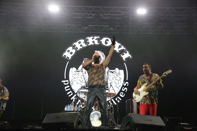 Turbofolk, pank i rok u jednom: Brkovi "zapalili" Ušće! - Telegraf.tv