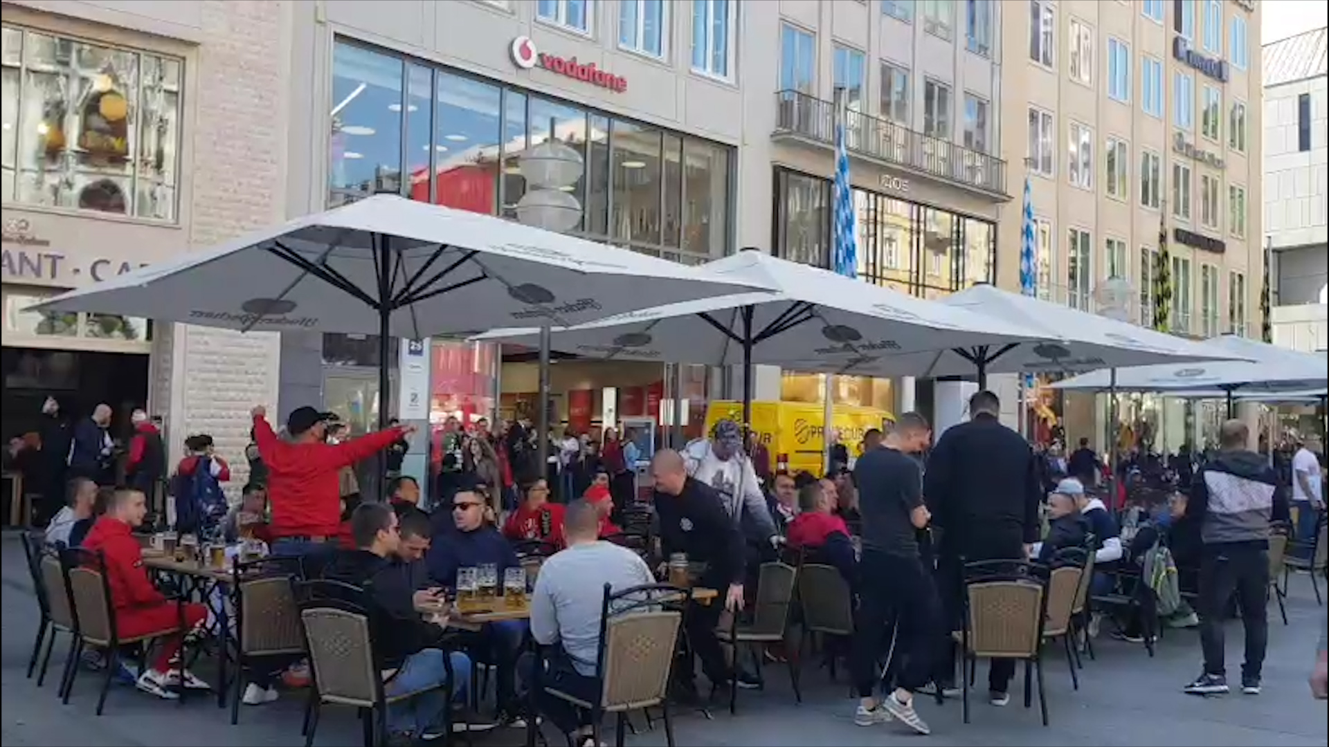 Grmi centar Minhena: Delije zauzele Marienplac, odzvanja Kosovo je ...