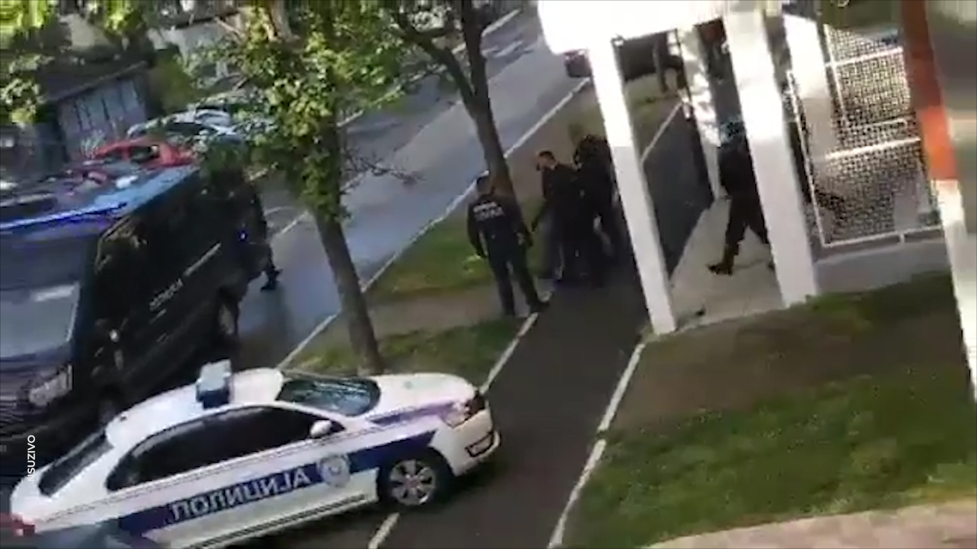 Mladić pucao sa terase, interventna policija upala u stan i uhapsila ga - Telegraf.tv