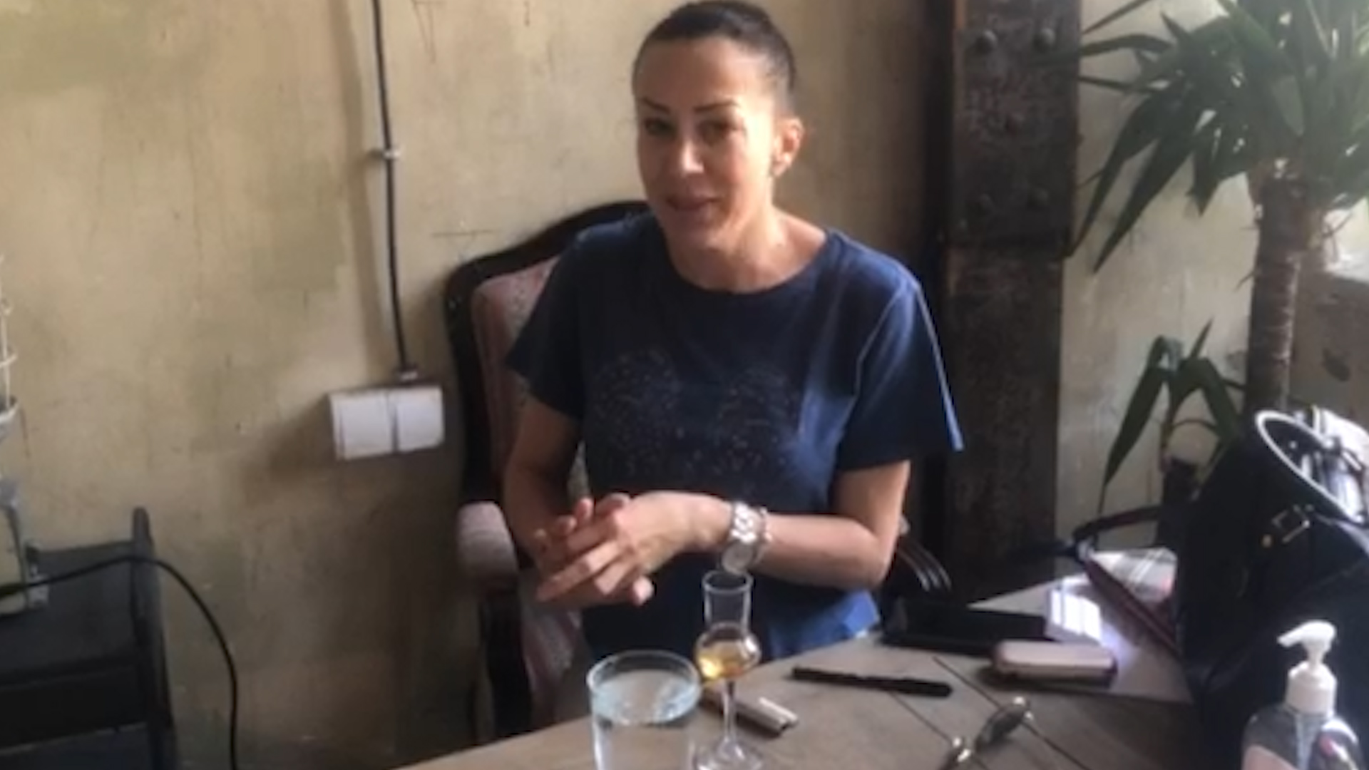 Romana sva zbunjena razgovarala sa novinarima pošto su je deportovali u ...