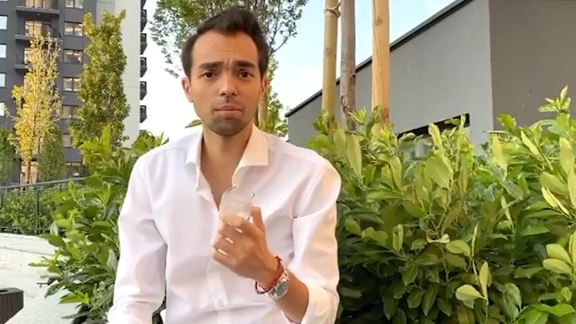 Voditelj pije majčino mleko svoje drugarice - Telegraf.tv