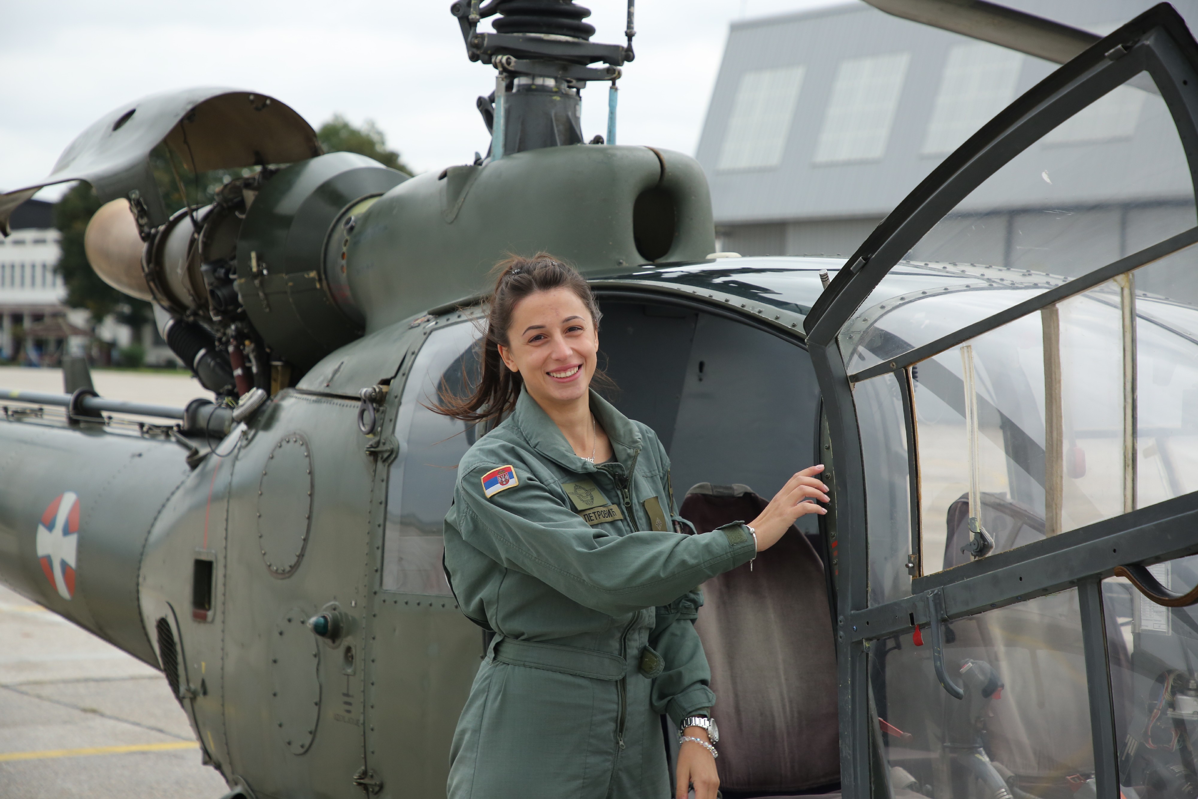 Ona je žena pilot helikoptera: Lidija Petrović ponosno stoji rame uz ...