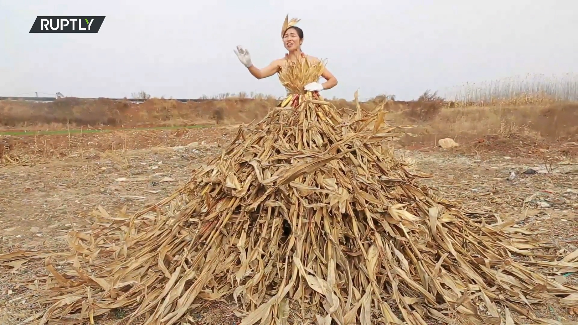Visoka moda na seoski način: Ona pravi balske haljine od prirodnih ...