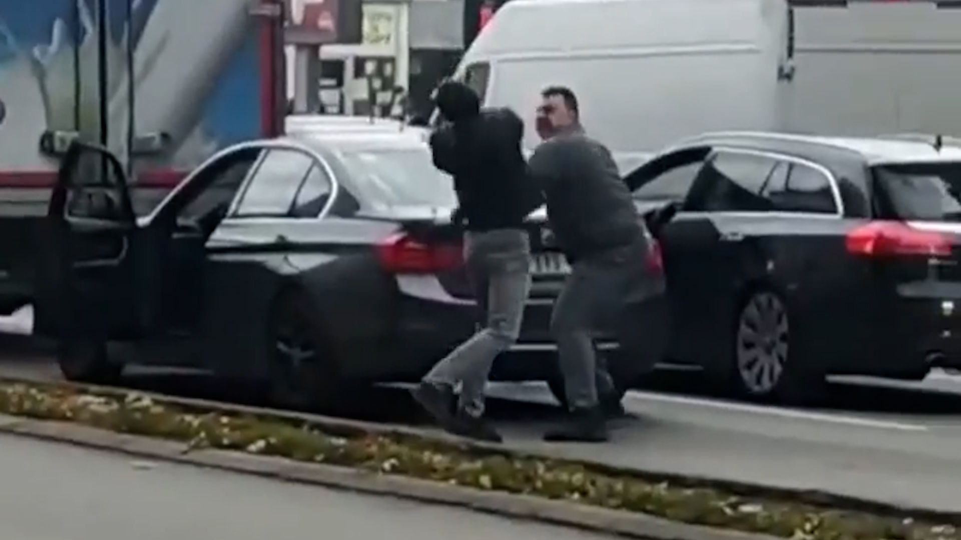 Izašli iz kola, pa se iznabadali nasred ulice u Novom Sadu: Još jedan ...