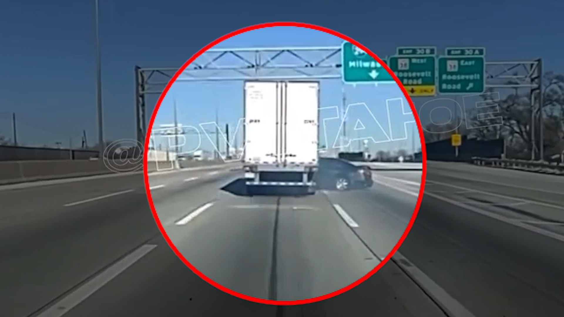 Kamion sa dodatnim teretom: Tegli automobil pod sobom i jurca auto ...