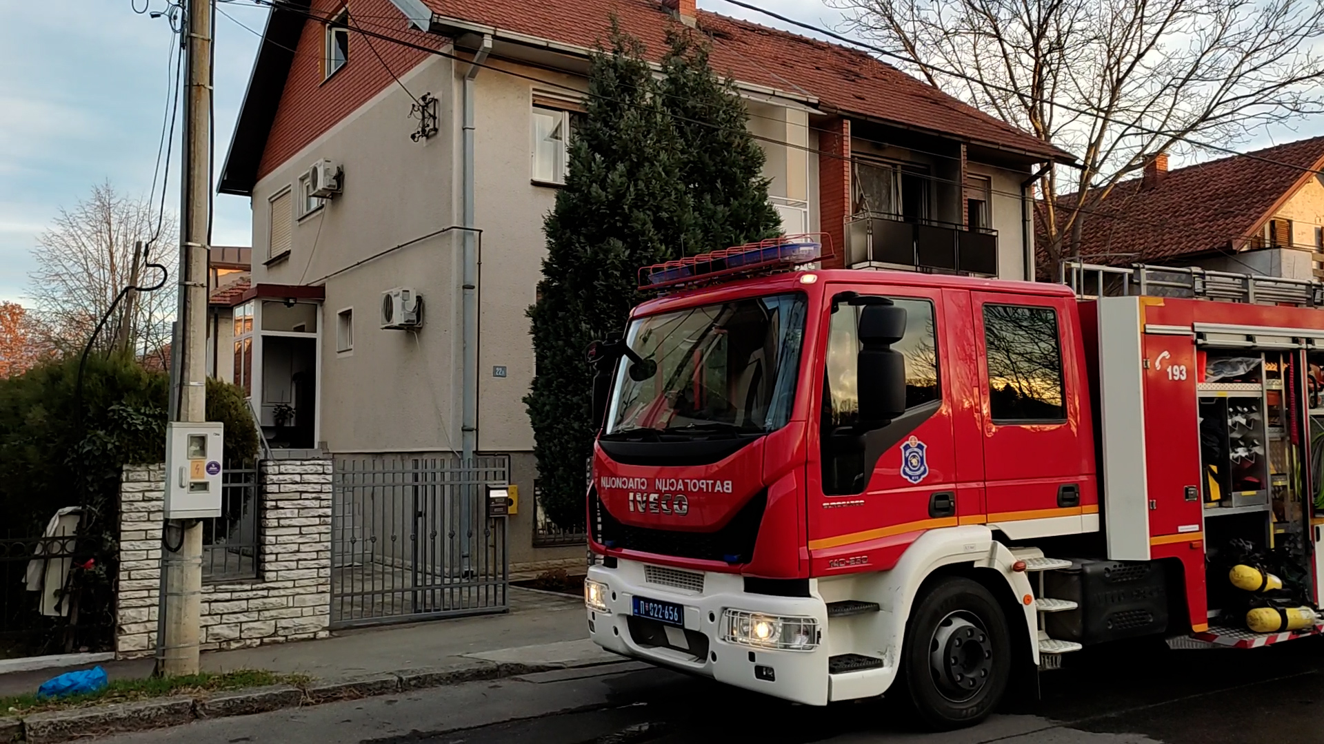 Snimak sa lica mesta: U požaru u Zemunu jedna osoba nastradala - Telegraf.tv