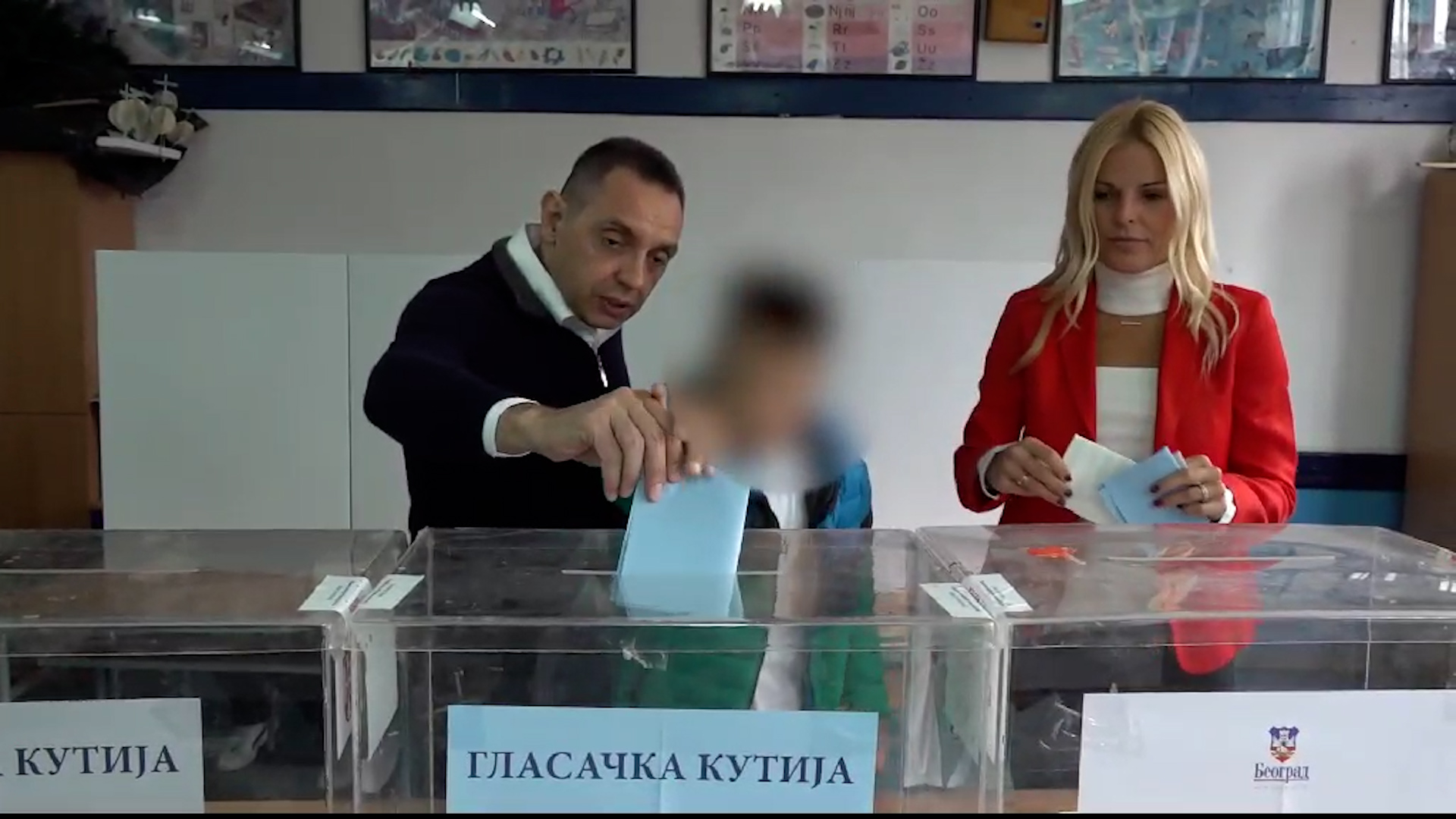 Aleksandar Vulin izašao sa porodicom na glasanje - Telegraf.tv