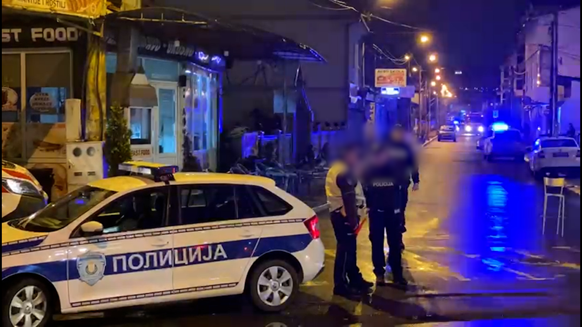 Policija pokušala da uđe u kuću u kojoj se nalazi muškarac koji je ...