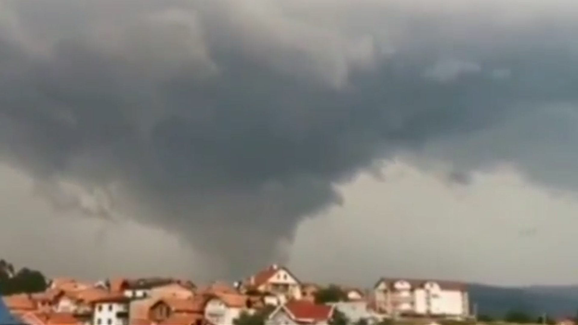 Neverovatan prizor! Ovo se u Srbiji baš retko viđa: Pijavica tornada nad Novim Pazarom - Telegraf.tv