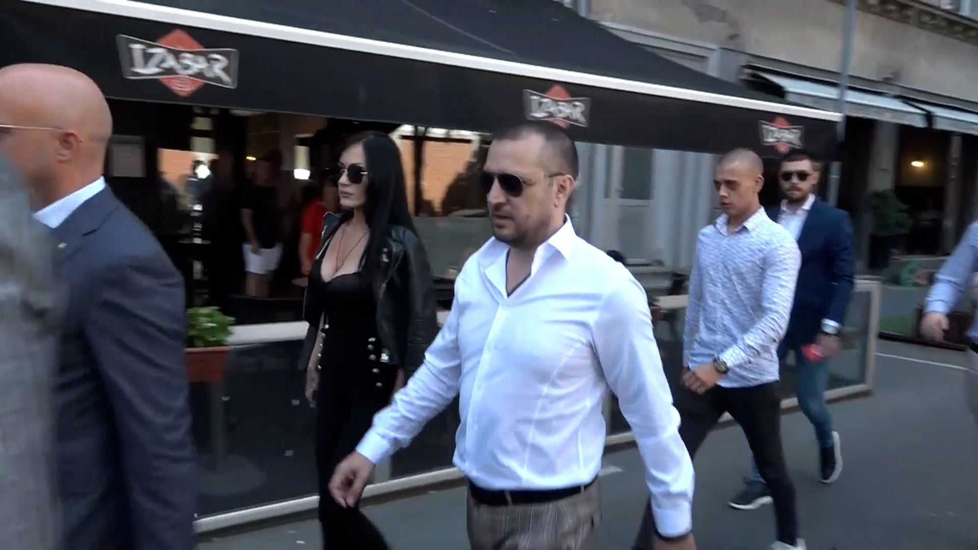 Čeka se izricanje presude: Zoran Marjanović stigao u sud u društvu atraktivne crnke, sina i ...