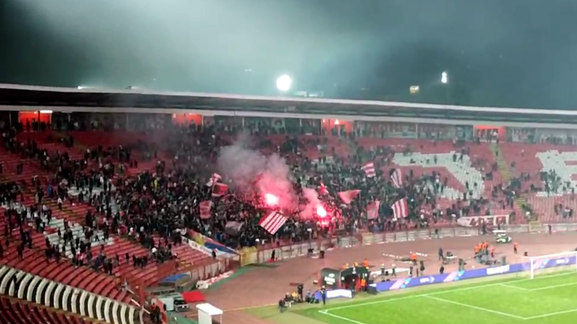 Mađarski ultrasi mirno stoje i nemo posmatraju šou Delija posle ...