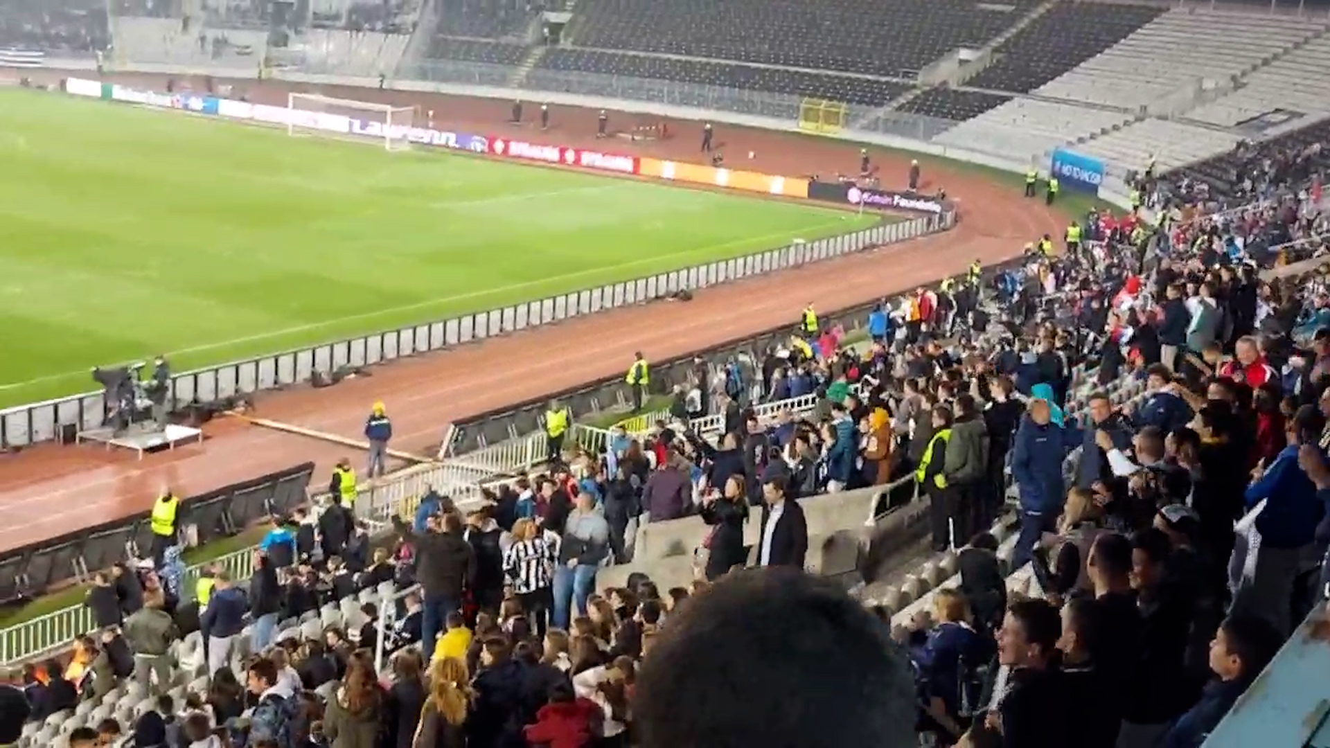 Deca navijači Partizana viču "Uprava napolje" - Telegraf.tv