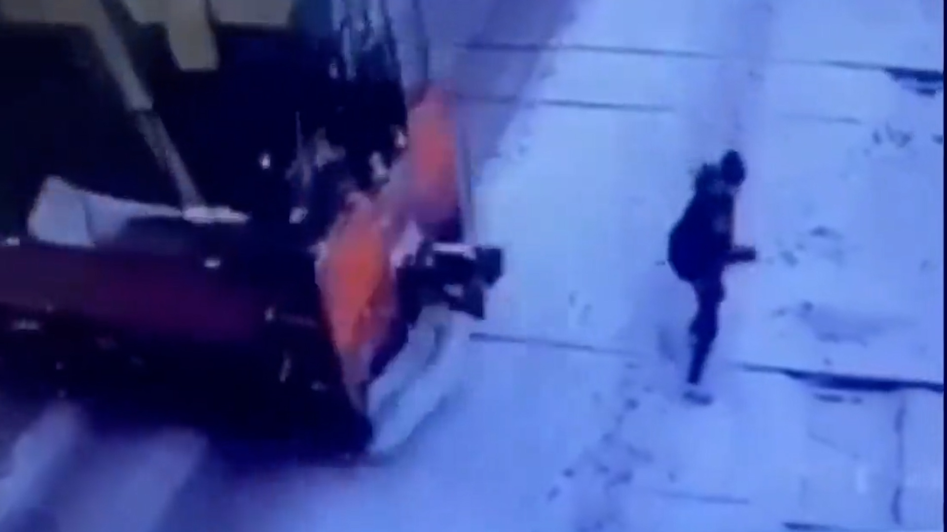 Mladić proklizao posred pruge: Malo je falilo da ga udari brzi voz - Telegraf.tv