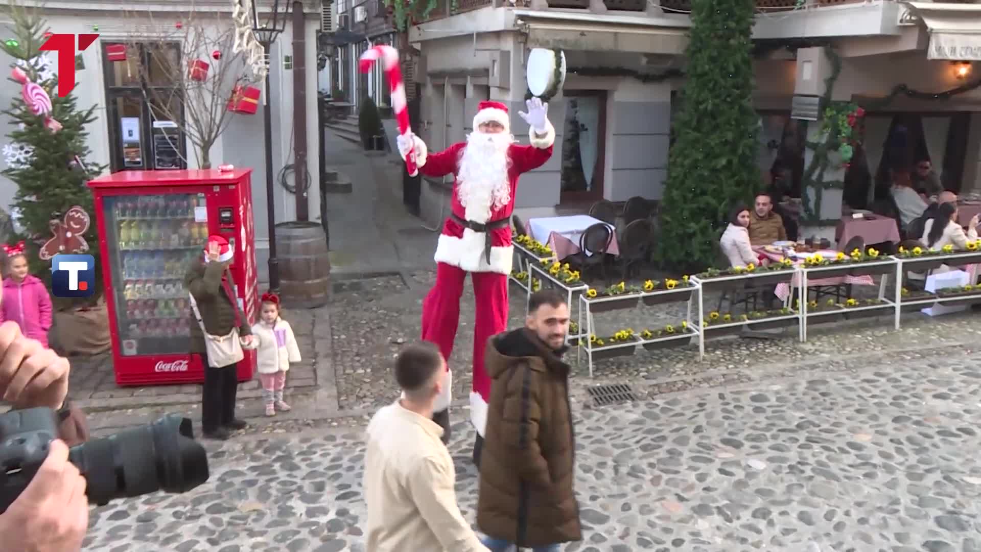 Deda Mrazevi se prošetali na štulama kroz Skadarliju i izmamili osmehe ...