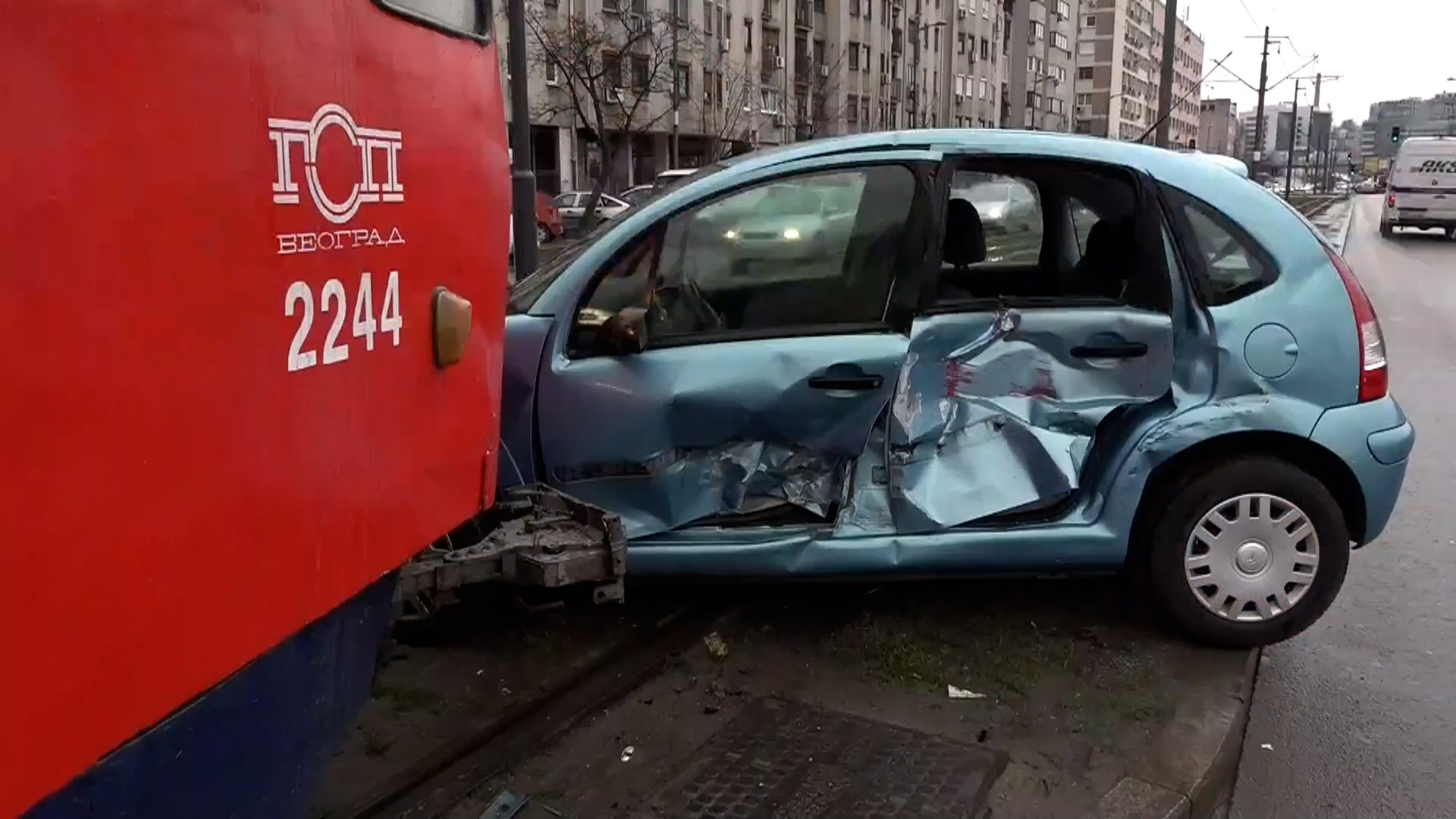 Žestok sudar automobila i tramvaja u Beogradu: Vozač auta bio zaglavljen u vozilu od siline ...