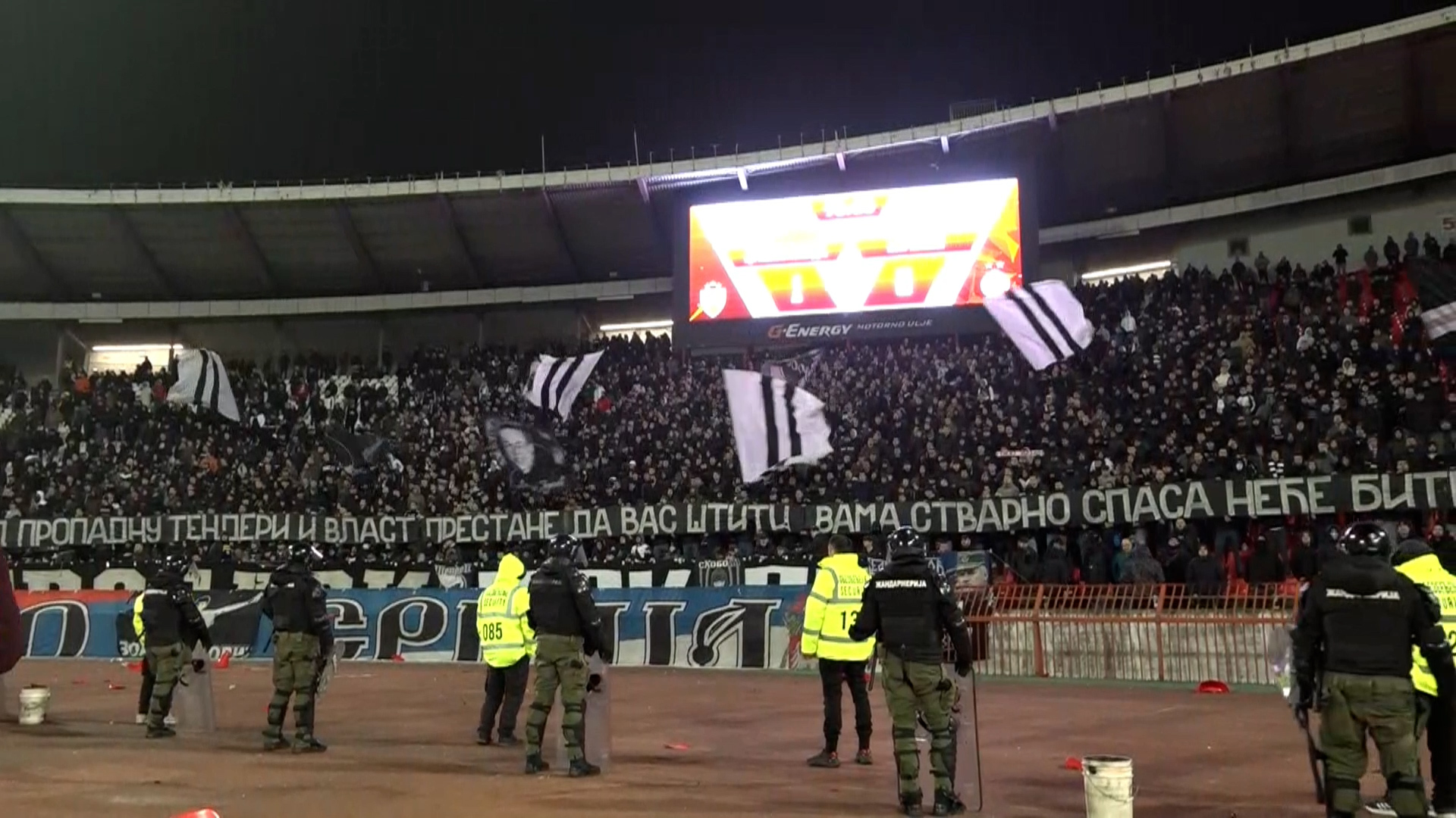 Rat parolama: Grobari uputili preteći transparent Delijama, s druge ...