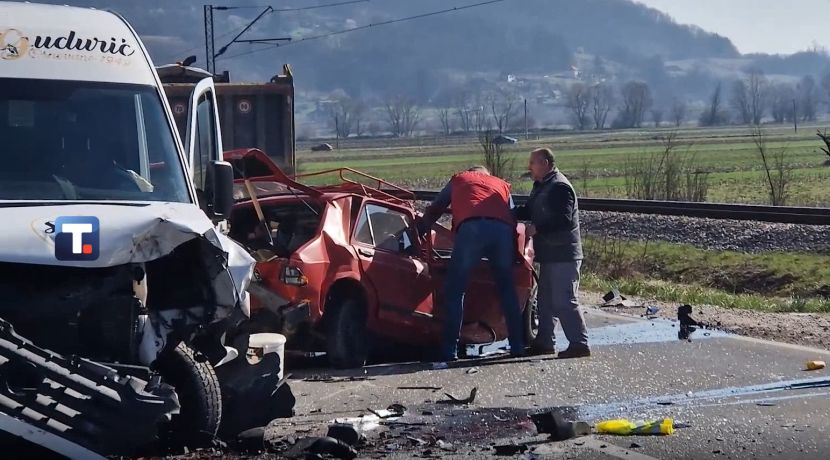 Zastrašujući prizor na mestu jezivog sudara kod Požege: Jedna osoba poginula, auto skroz smrskan ...