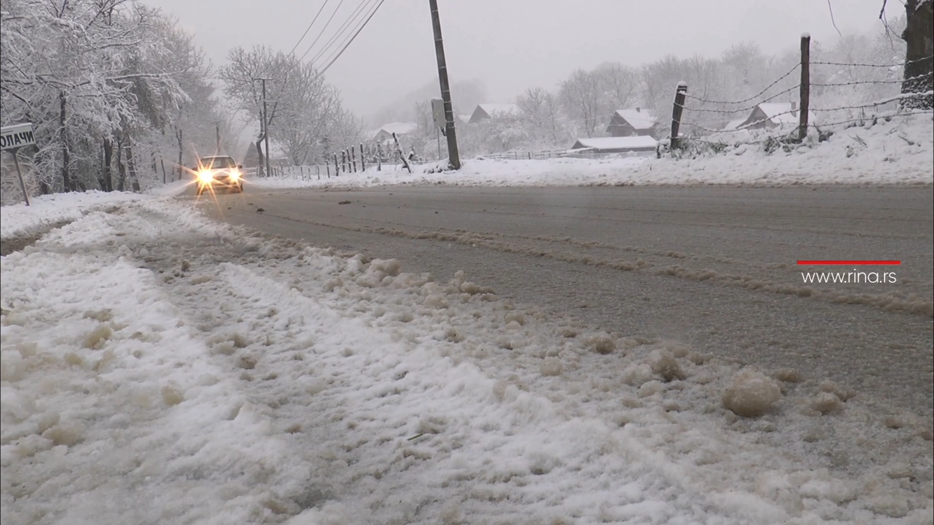Ne možemo ni napred ni nazad, zarobljena je i Hitna pomoć: Sneg zavejao ...
