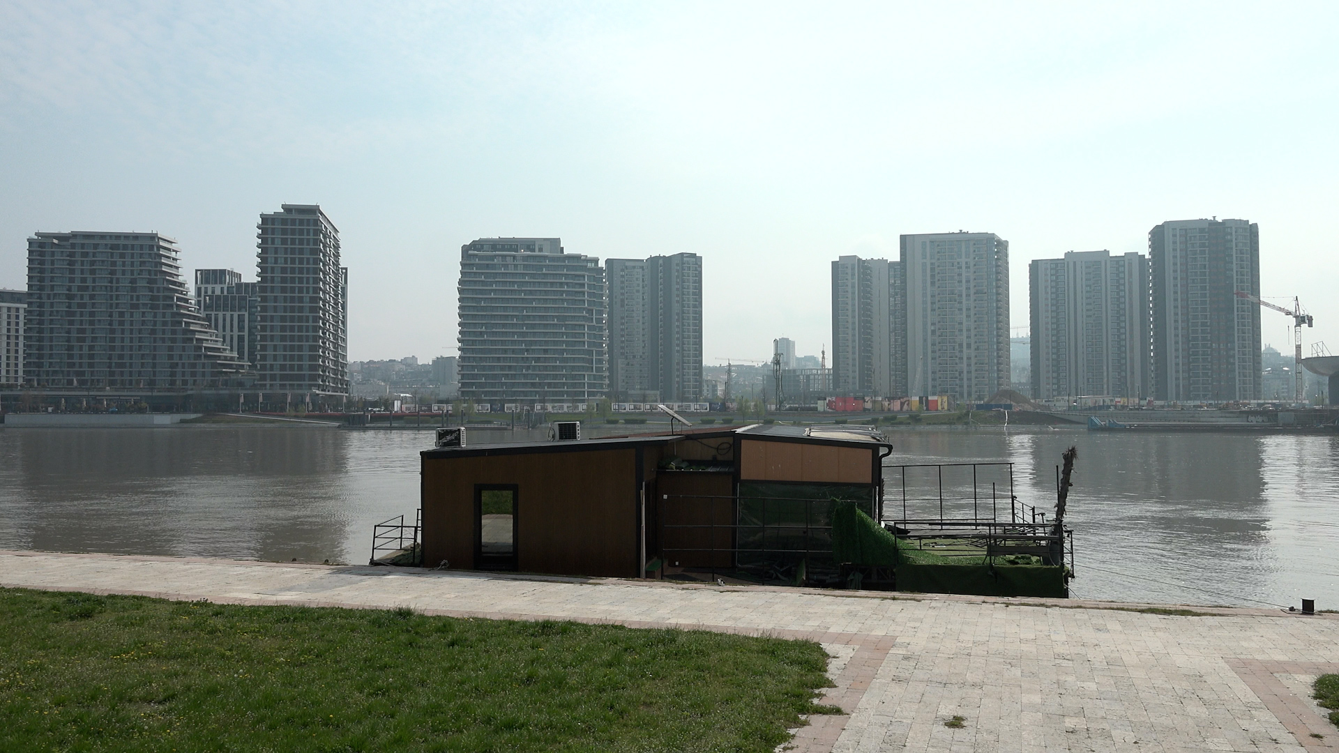 Otkud splav na reci Savi u delu gde je zabranjeno da se postavi ...