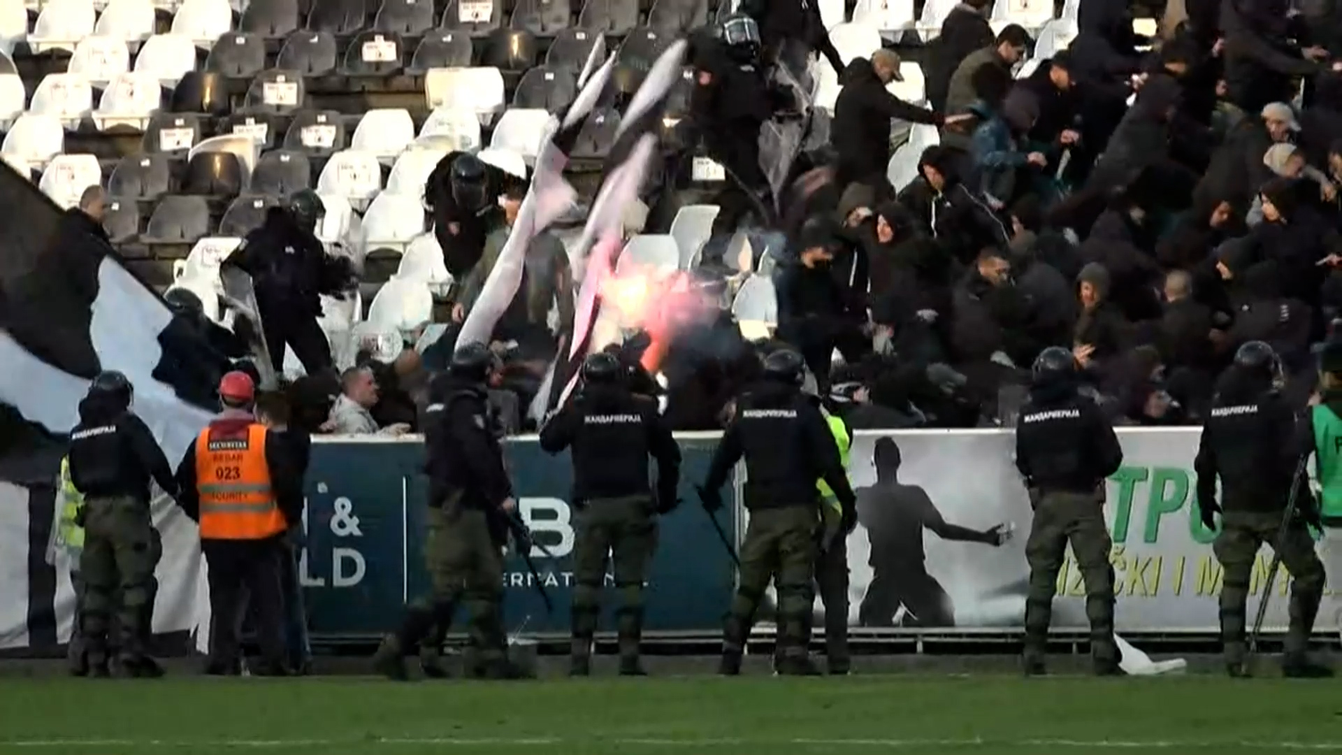 Tuča policije i Grobara na Banovom brdu: Opšti haos na meču - Telegraf.tv