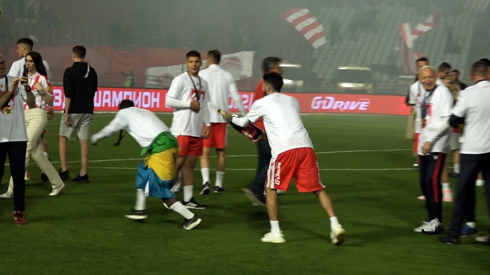 Kanga prskao saigrače šampanjcem, a onda ga je dočekao "hladan tuš ...