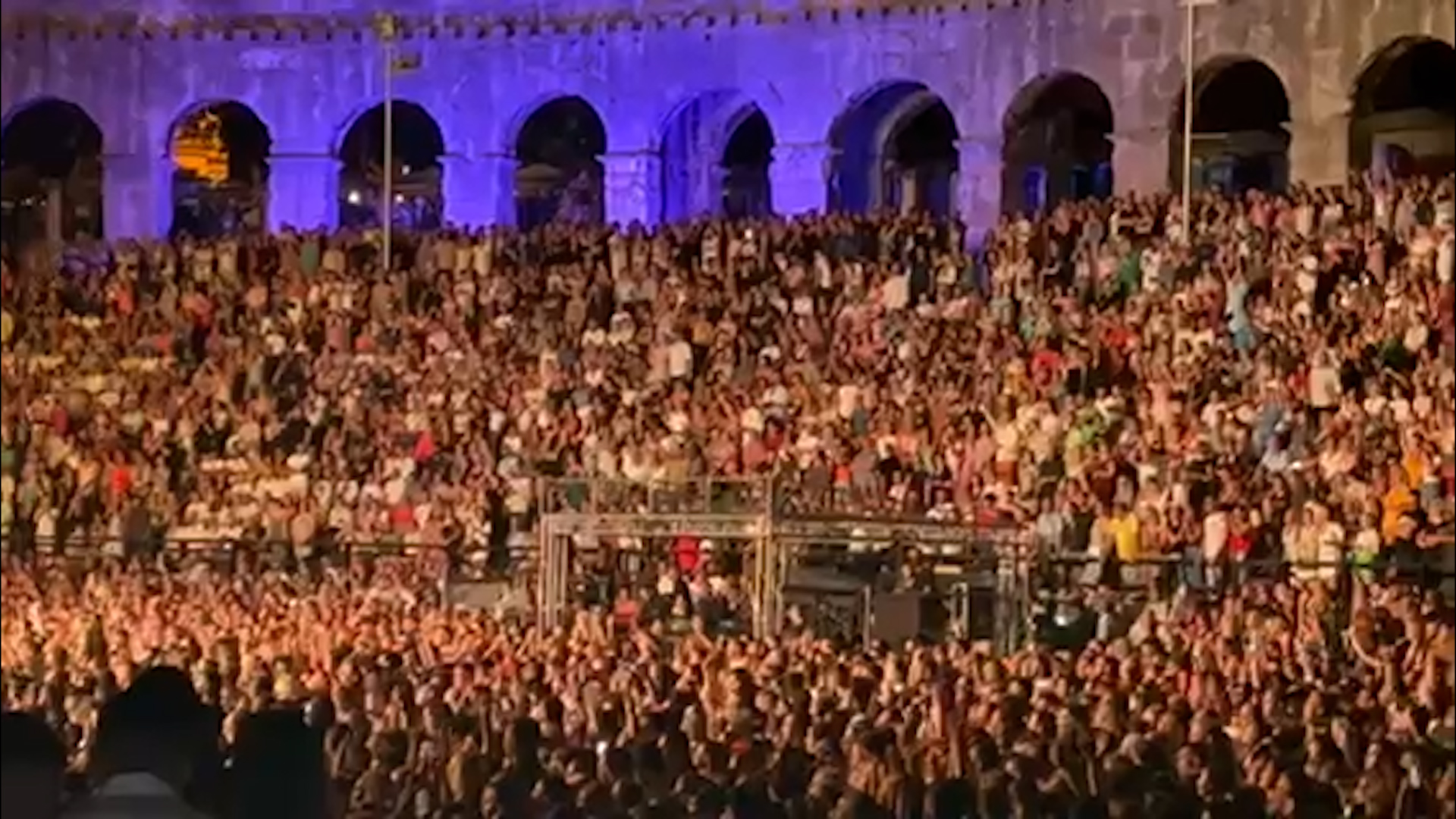 Pogledajte kako ga je publika dočekala: Telegraf na koncertu Dina Merlina u Hrvatskoj - Telegraf.tv