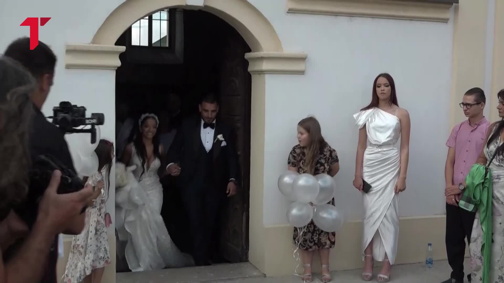 Darko Lazić izveo mladu iz crkve, a onda je pao sočan poljubac i odlazak moćnom mašinom od 300. ...