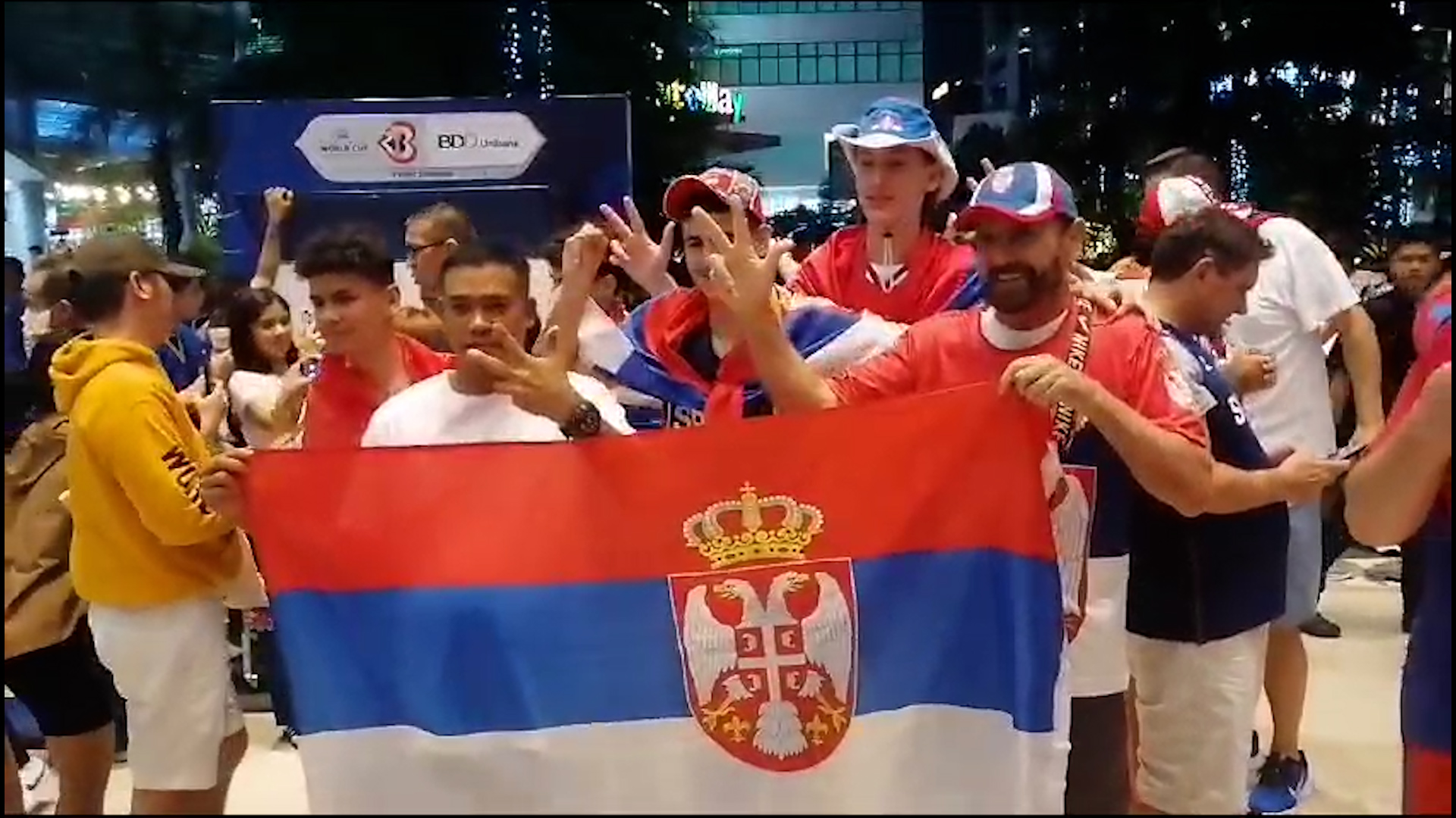 Filipinci čekaju u redu da se fotkaju sa Srbima: Morali su da nauče da ...