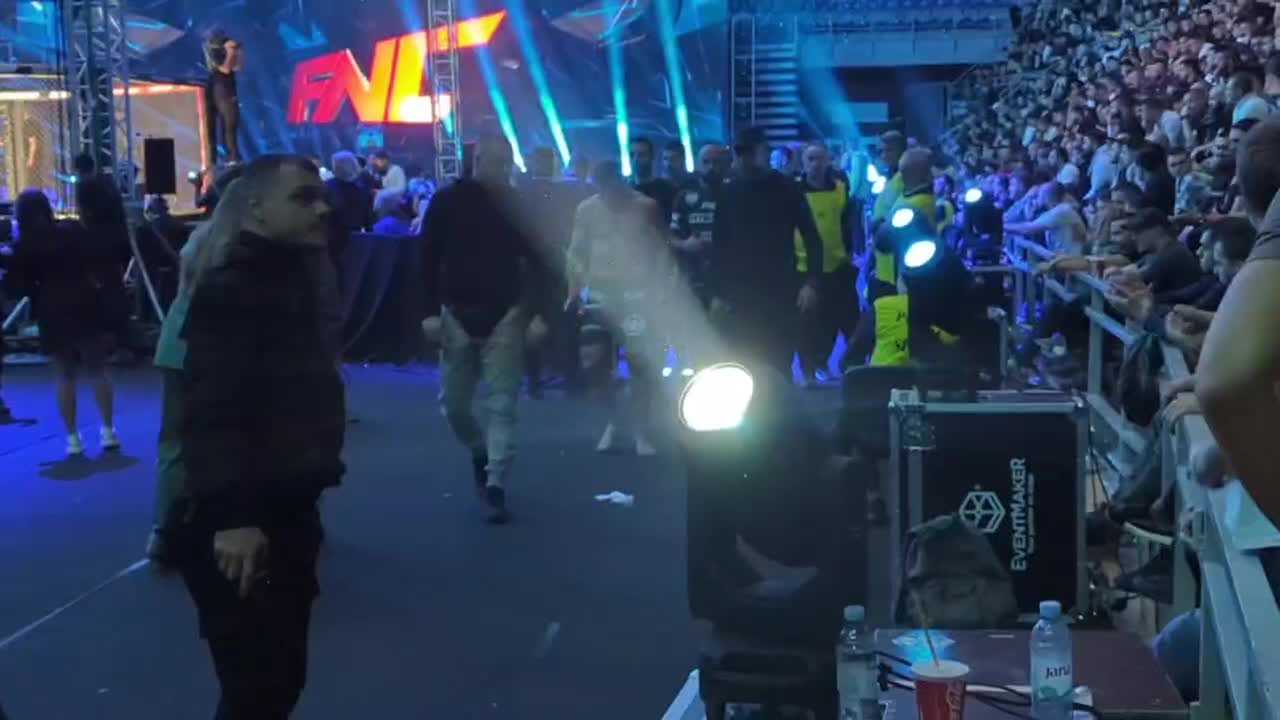 Beogradska publika pozdravlja povređenog Ivicu Truščeka - Telegraf.tv