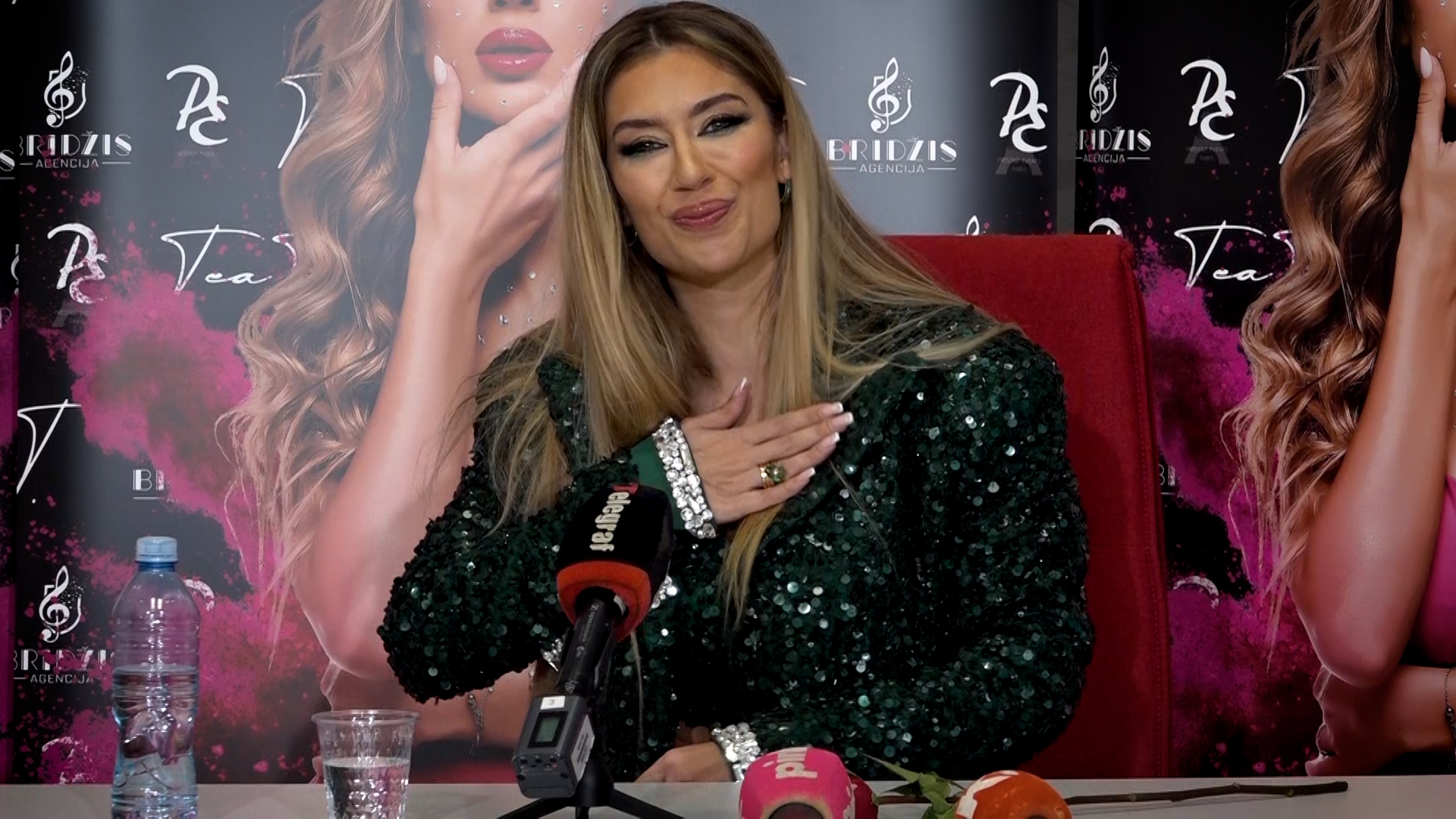 Tea Tairović najavila misteriozni duet, pomenula Cecu, pa zapevala stih ...