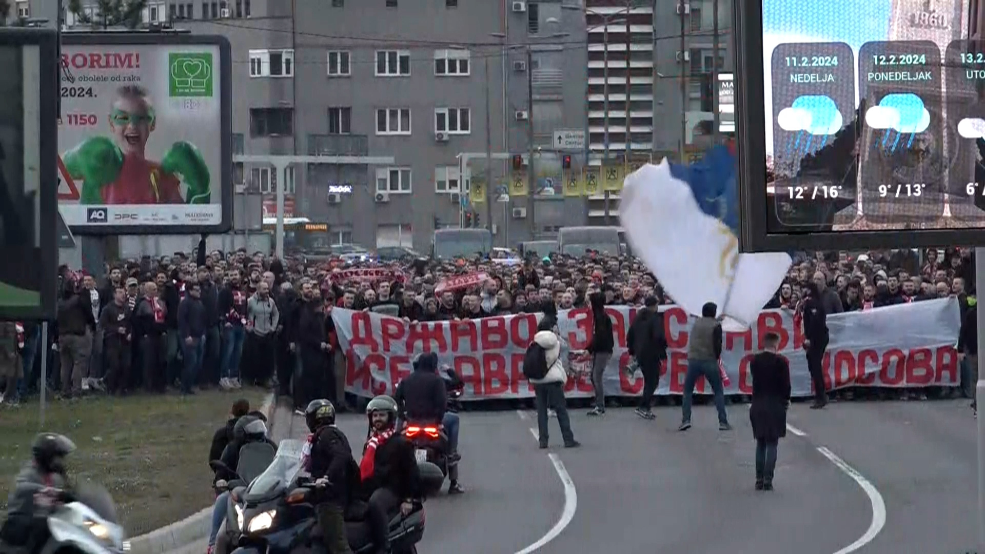 Pogledajte koreto zvezdinih navijača: Šalovi, baklje i barjaci ...