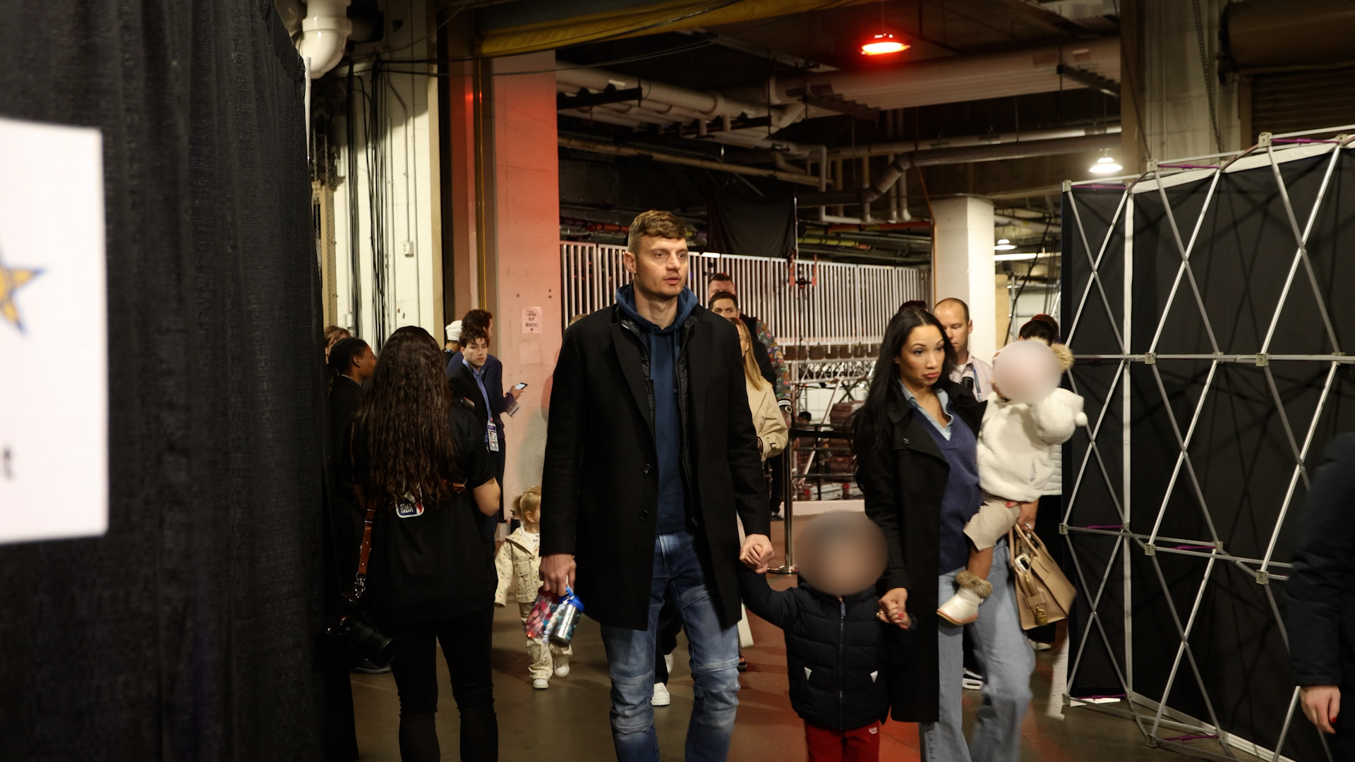 Ognjena drži majku za ruku, tu su i braća: Jokiceva porodica stigla na ...