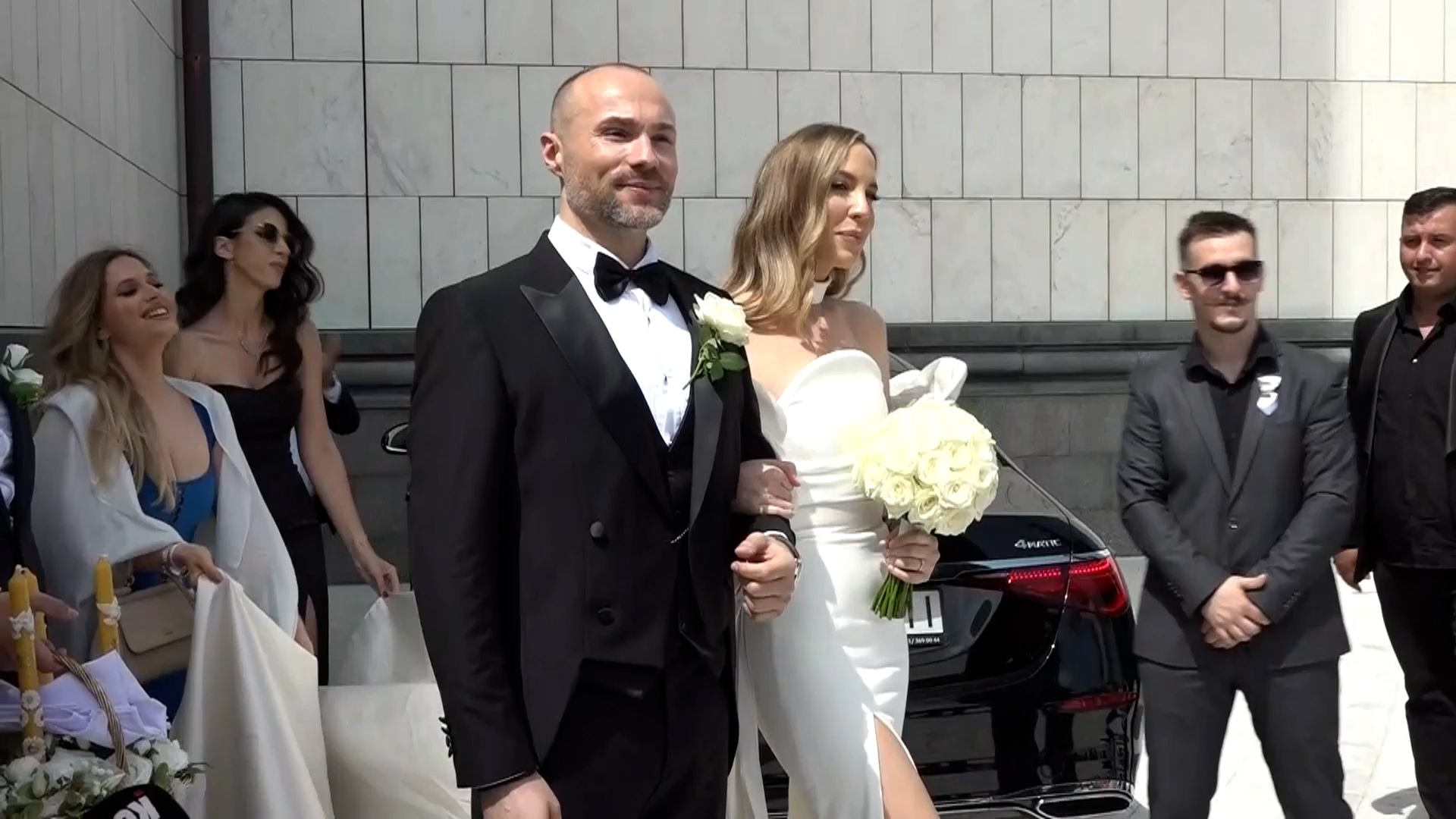 Stigli mladenci! Doktorka izgleda kao boginja, a Sofronijević puca od sreće - Telegraf.tv