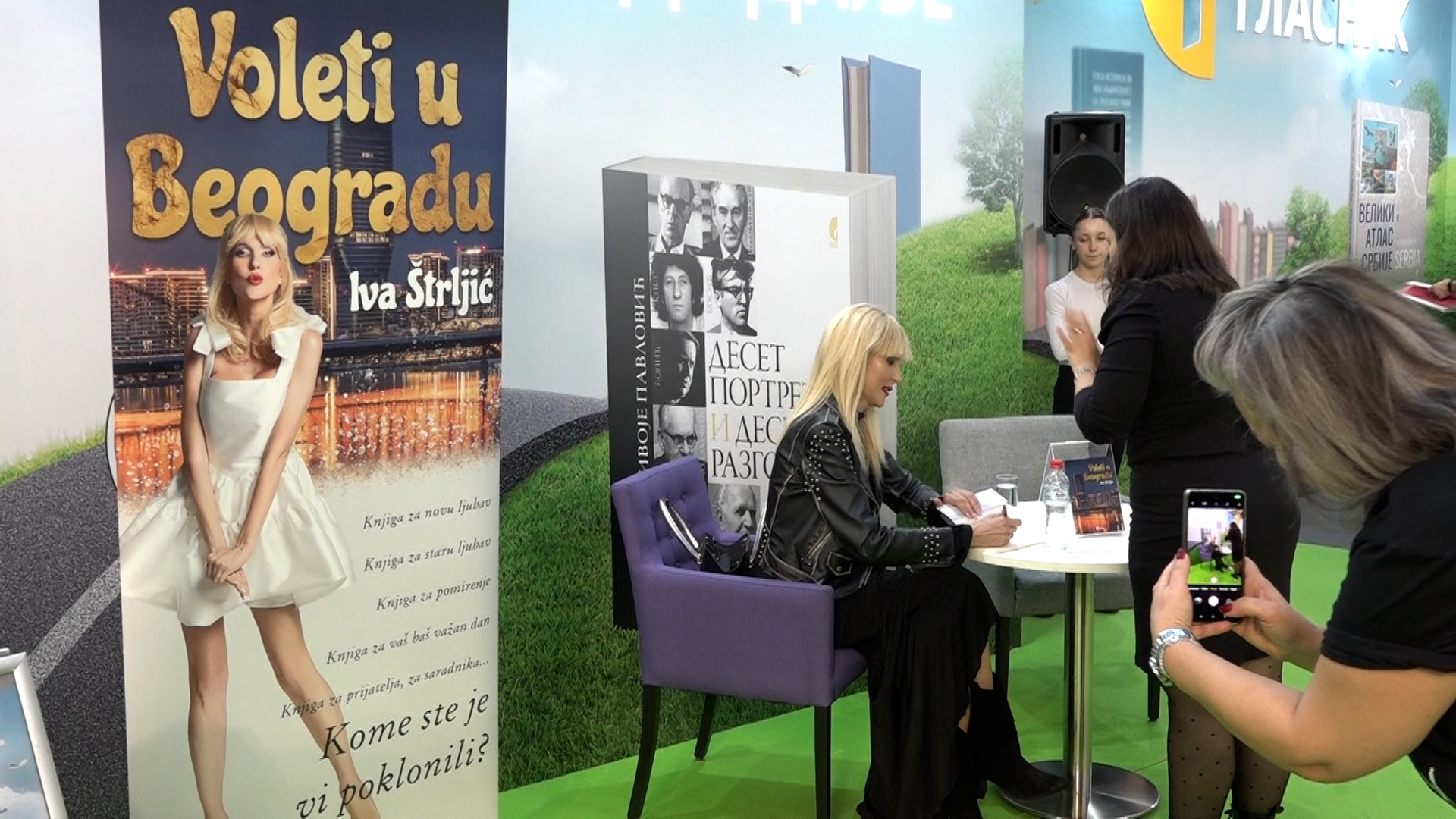 Iva Štrljić potpisivala knjigu "Voleti u Beogradu" na Sajmu knjiga ...