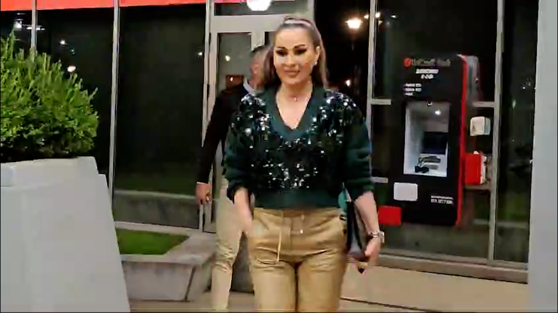 Ceca stigla na rođendan najboljeg druga: Puca u uskim pantalonama, u rukama nosi preko 1600 evra ...