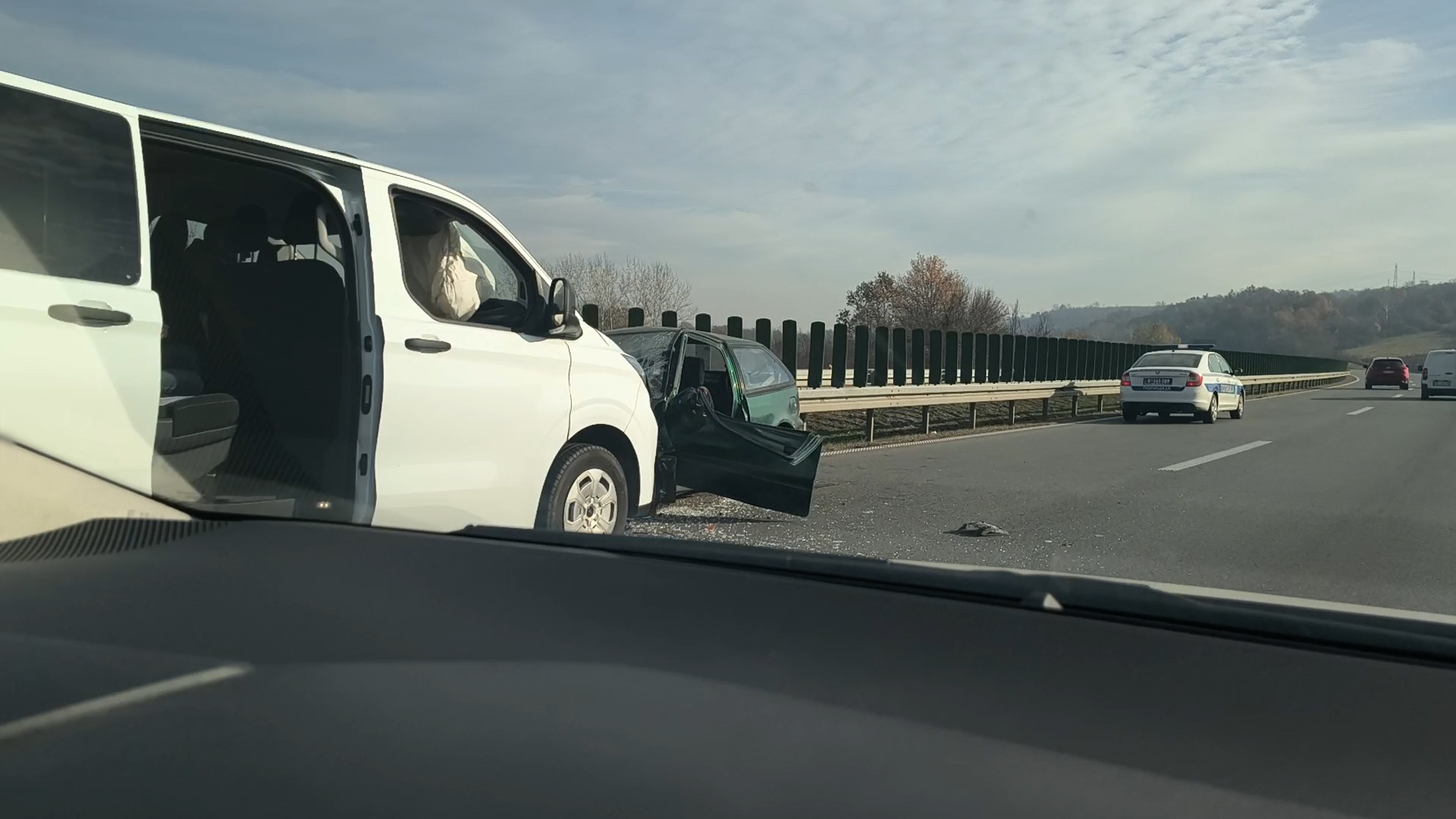 Direktan sudar kombija i auta, vozila smrskana na auto-putu kod Smedereva: Snimak sa lica mesta ...