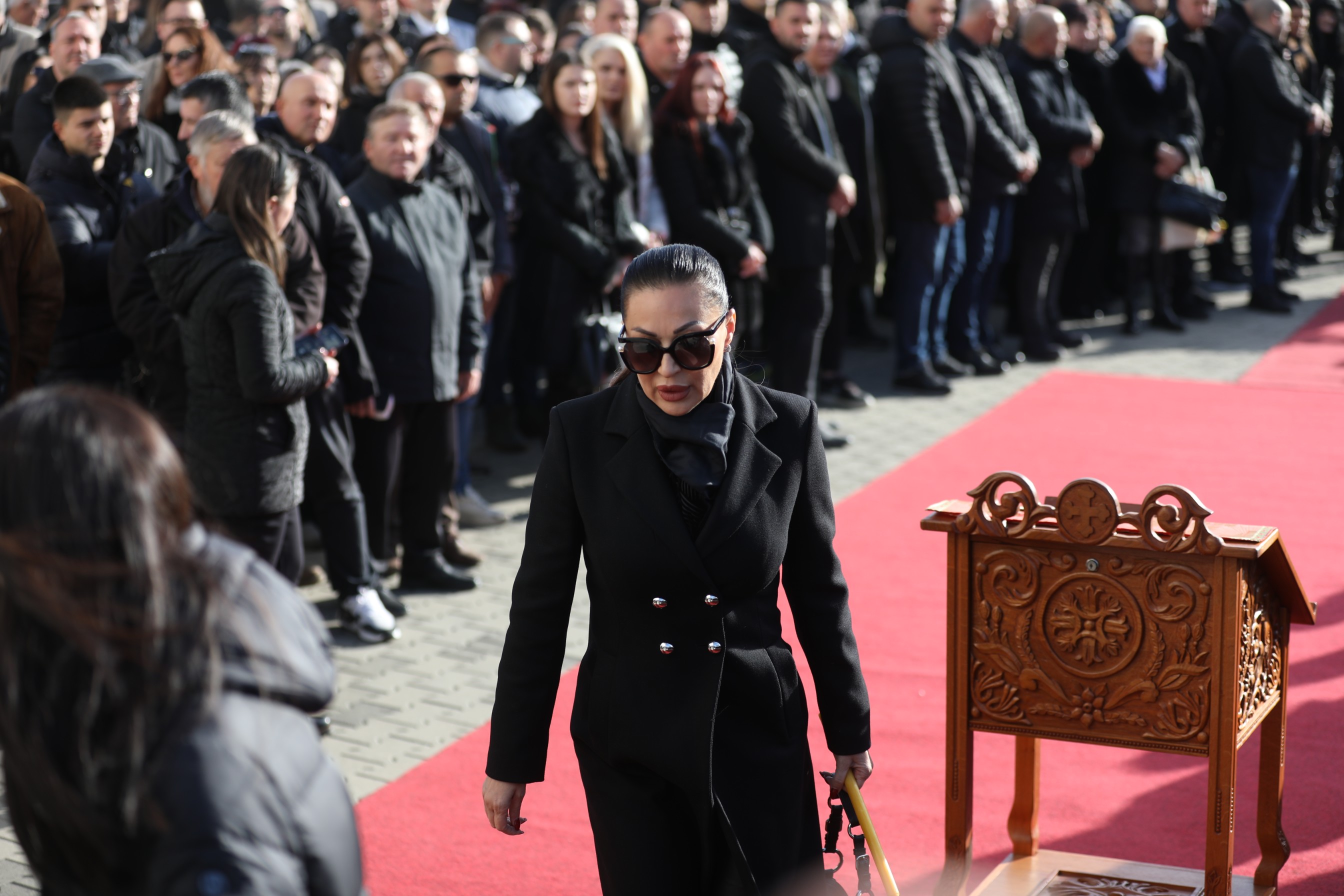 Ceca sva u crnom, lice pokrila naočarima: Sahrana Dragana Markovića ...