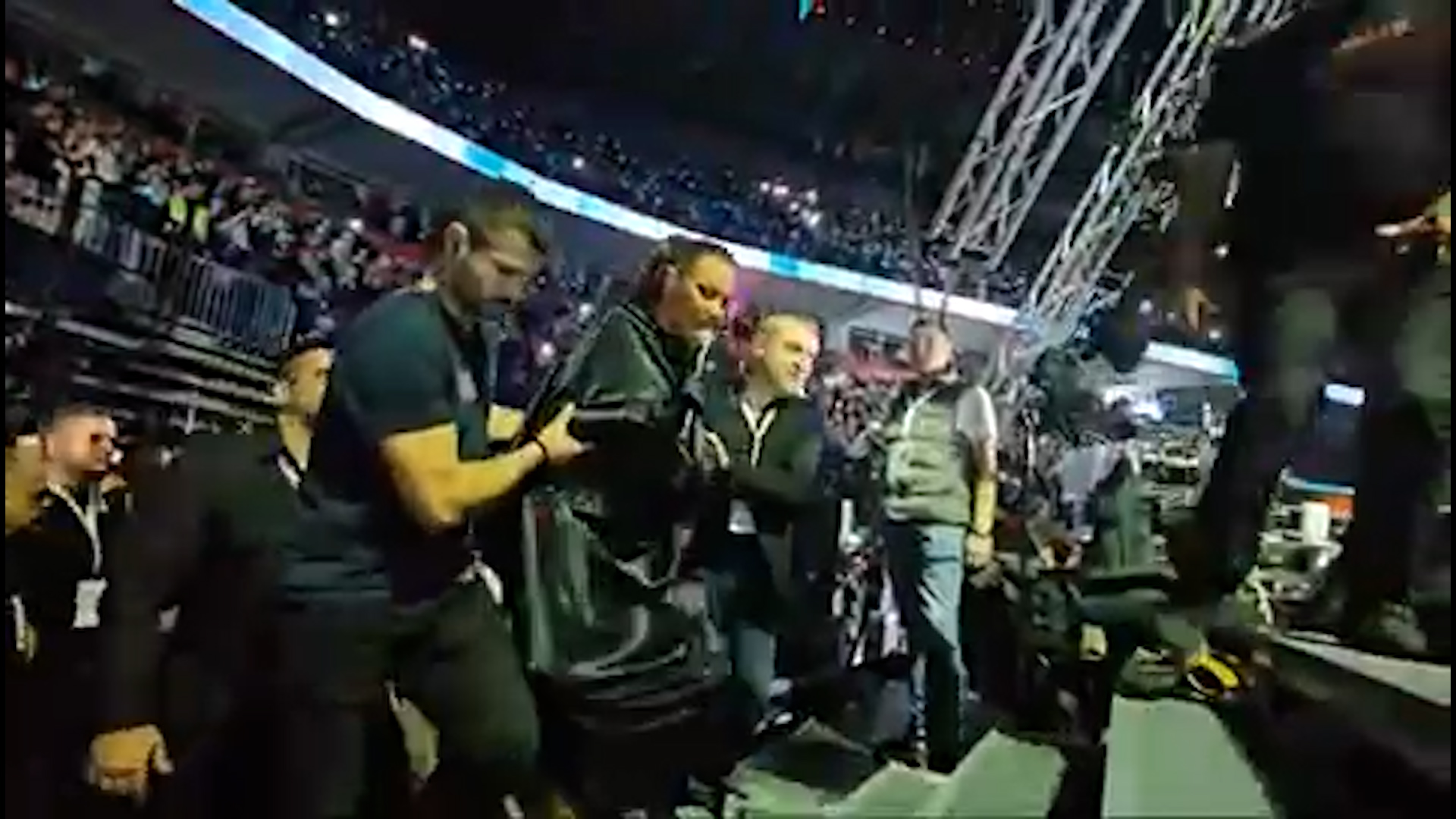 Prija koncert započela iz publike, pogledajte kako je izašla pred punu Arenu - Telegraf.tv