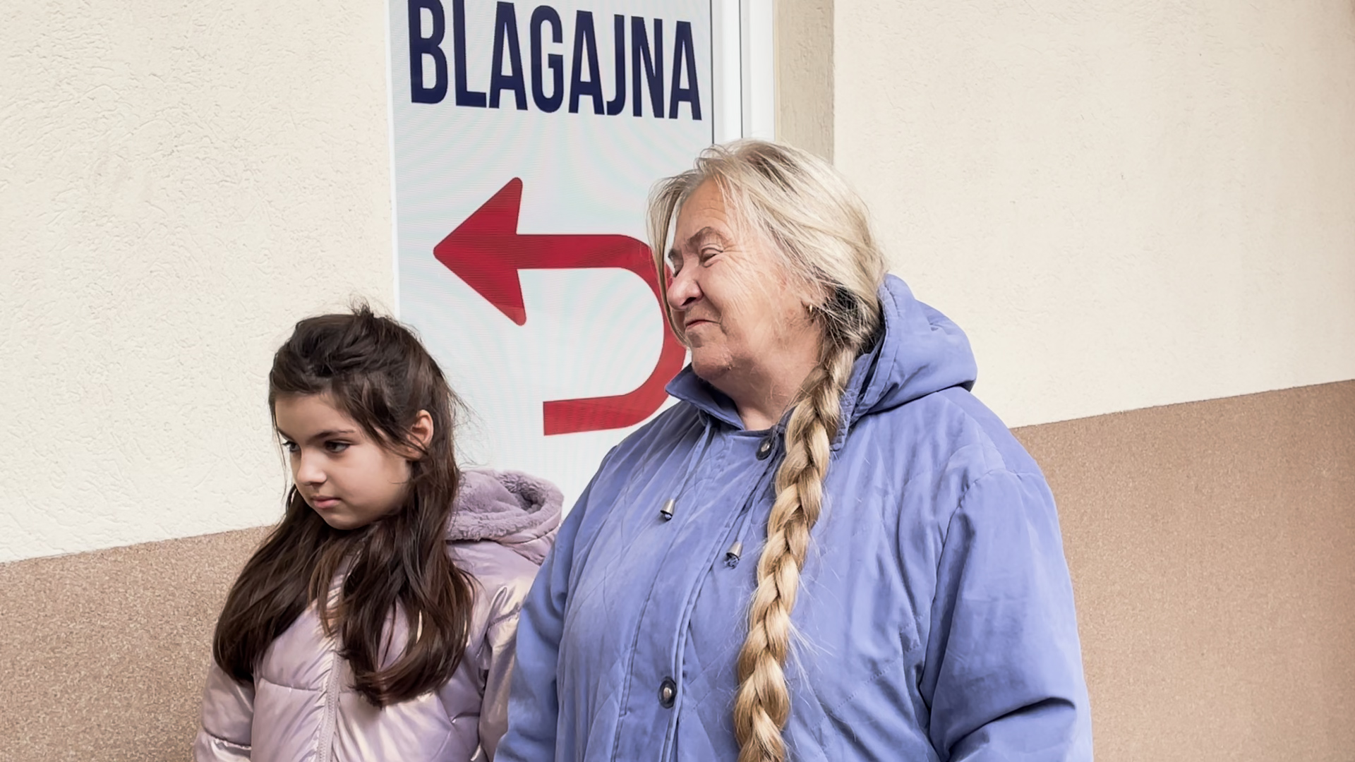 Atifa dobila dete u 62. a sad je pošla u prvi razred: Posetili smo ...
