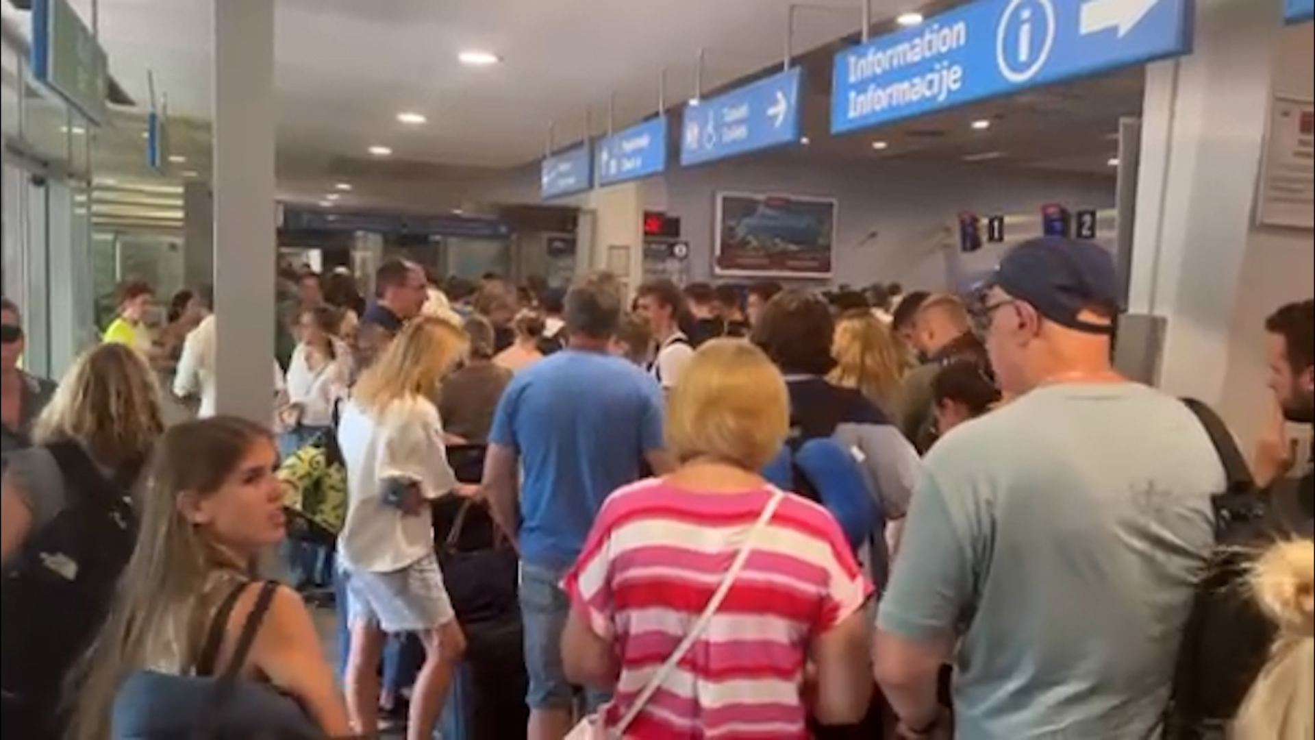 Haos na tivatskom aerodromu: Ovako se dočekuju turisti - Telegraf.tv