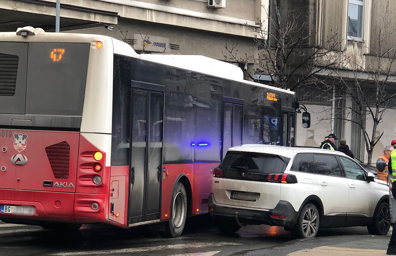 Sudar autobusa i automobila kod okretnice na Slaviji - Telegraf.tv